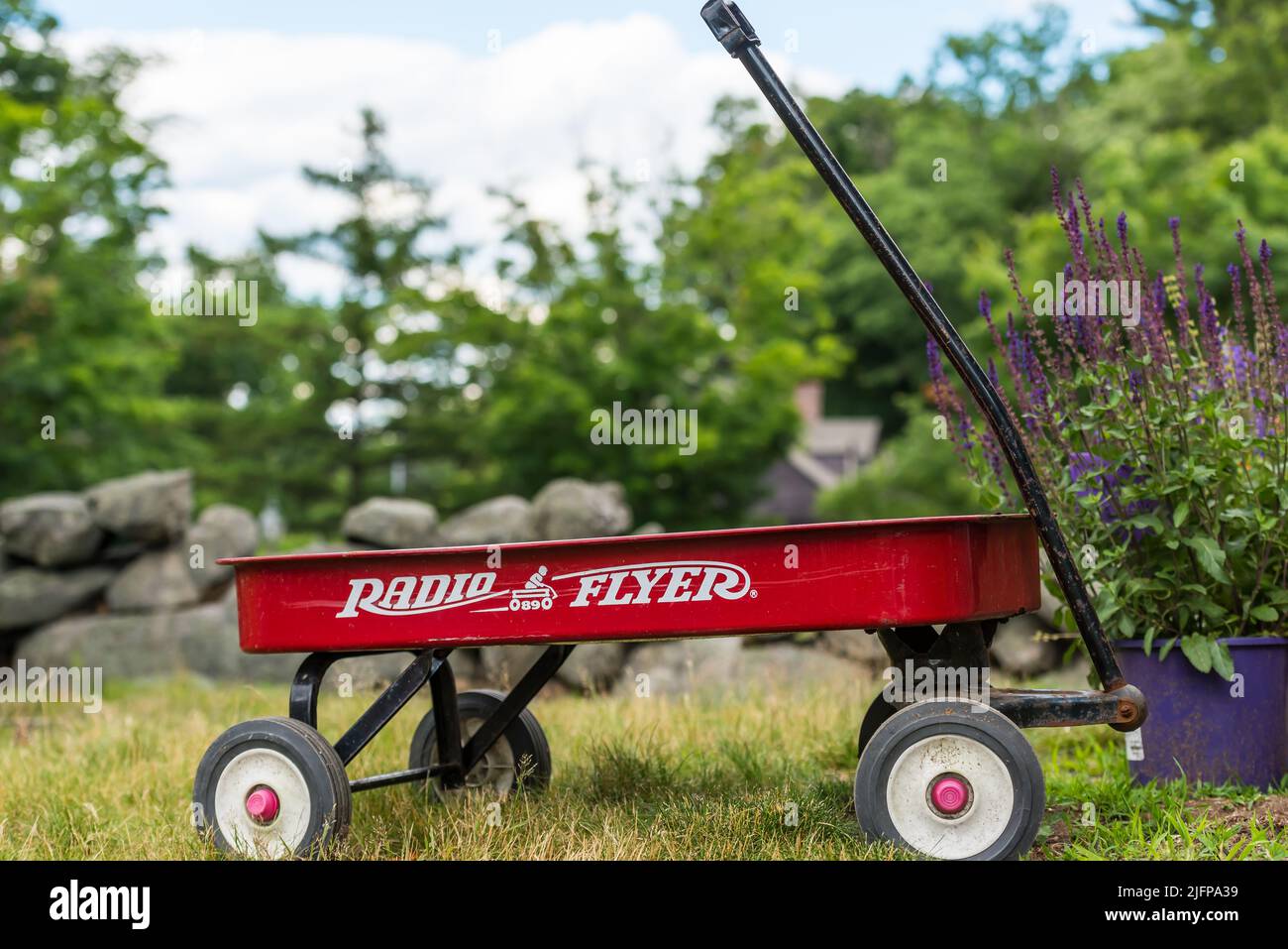 The Wayside Inn Old Barn Farm Stand Stock Photo - Alamy