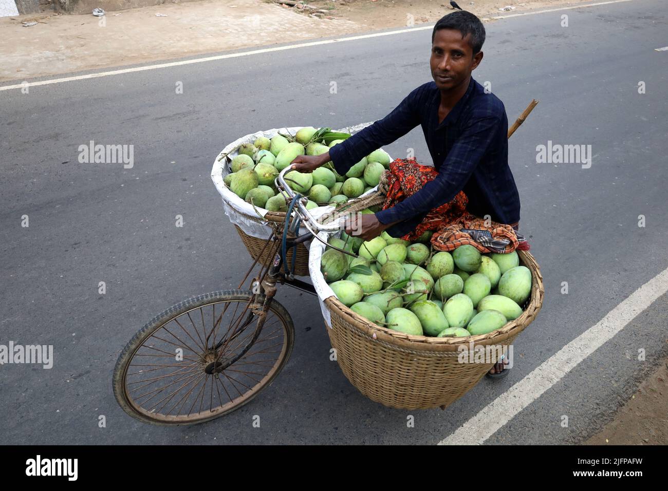 Kansat, Chapainawabgonj, Bangladesh. 4th July, 2022. Farmers are ...