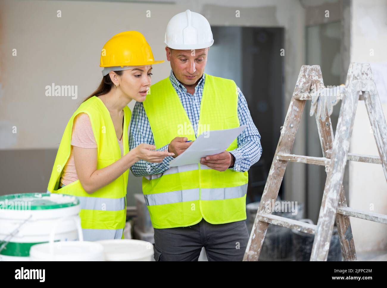 Female male builders blueprint hi-res stock photography and images - Alamy