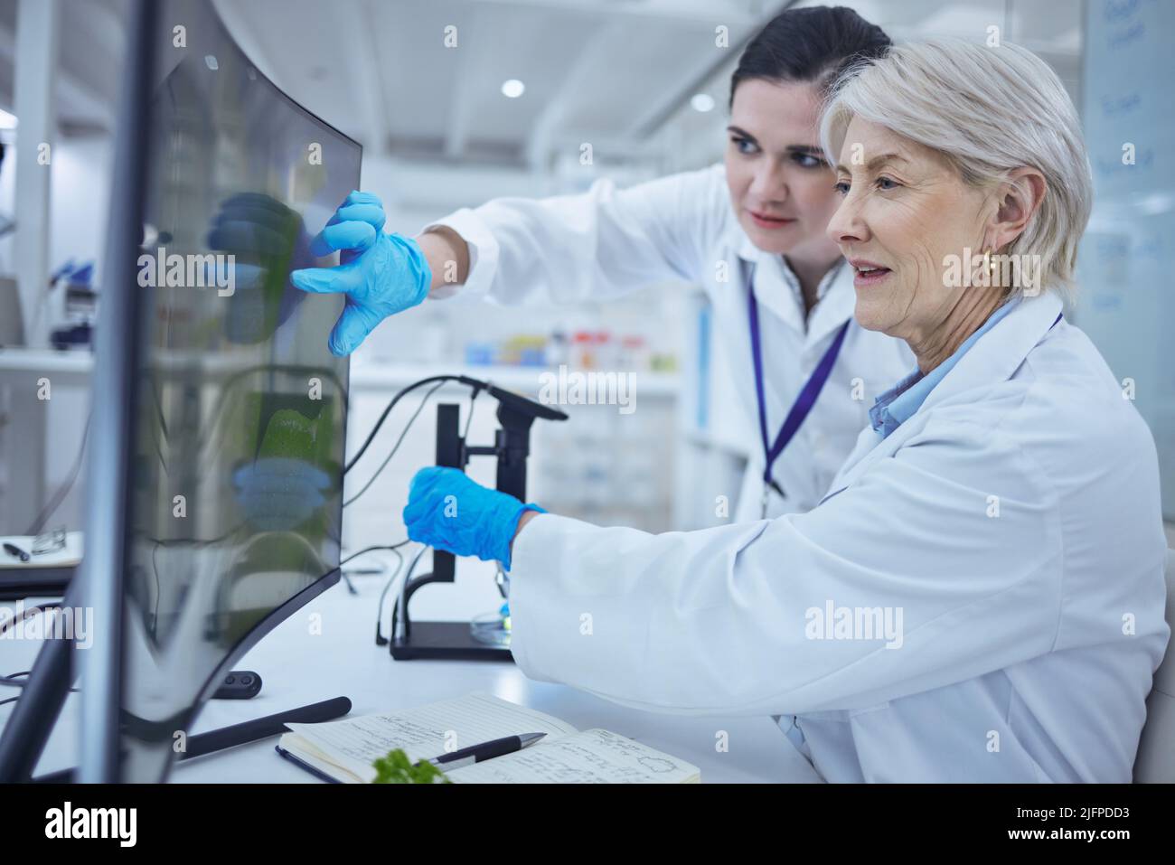Helping scientist hi-res stock photography and images - Alamy