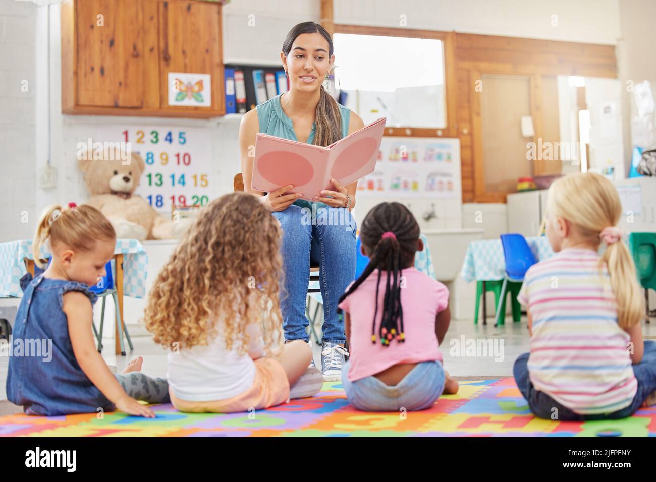 Reading a story to a class hi-res stock photography and images - Alamy