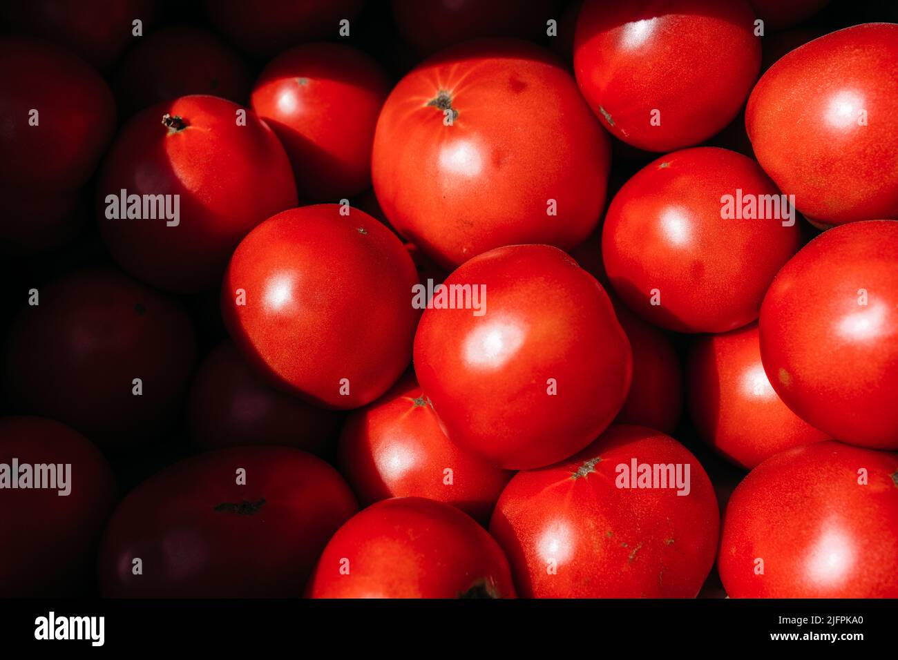 Lots of red ripe tomatoes at the farmers market counter Stock Photo - Alamy