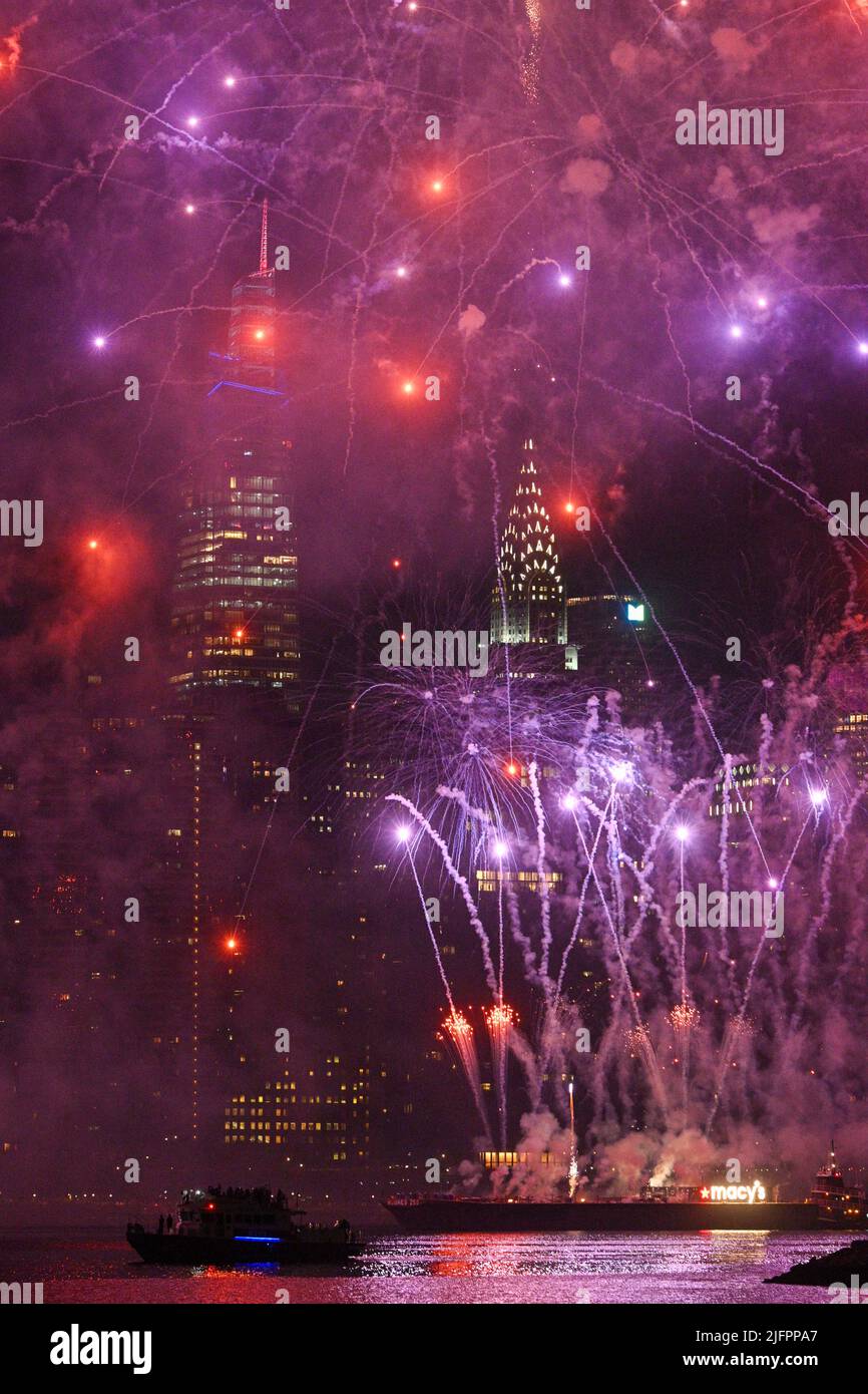 The Macy's Fourth of July fireworks show lights up the sky over midtown ...