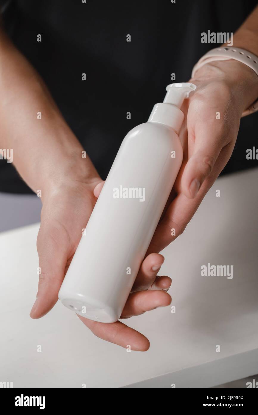 Hand holding shampoo bottle hi-res stock photography and images - Alamy