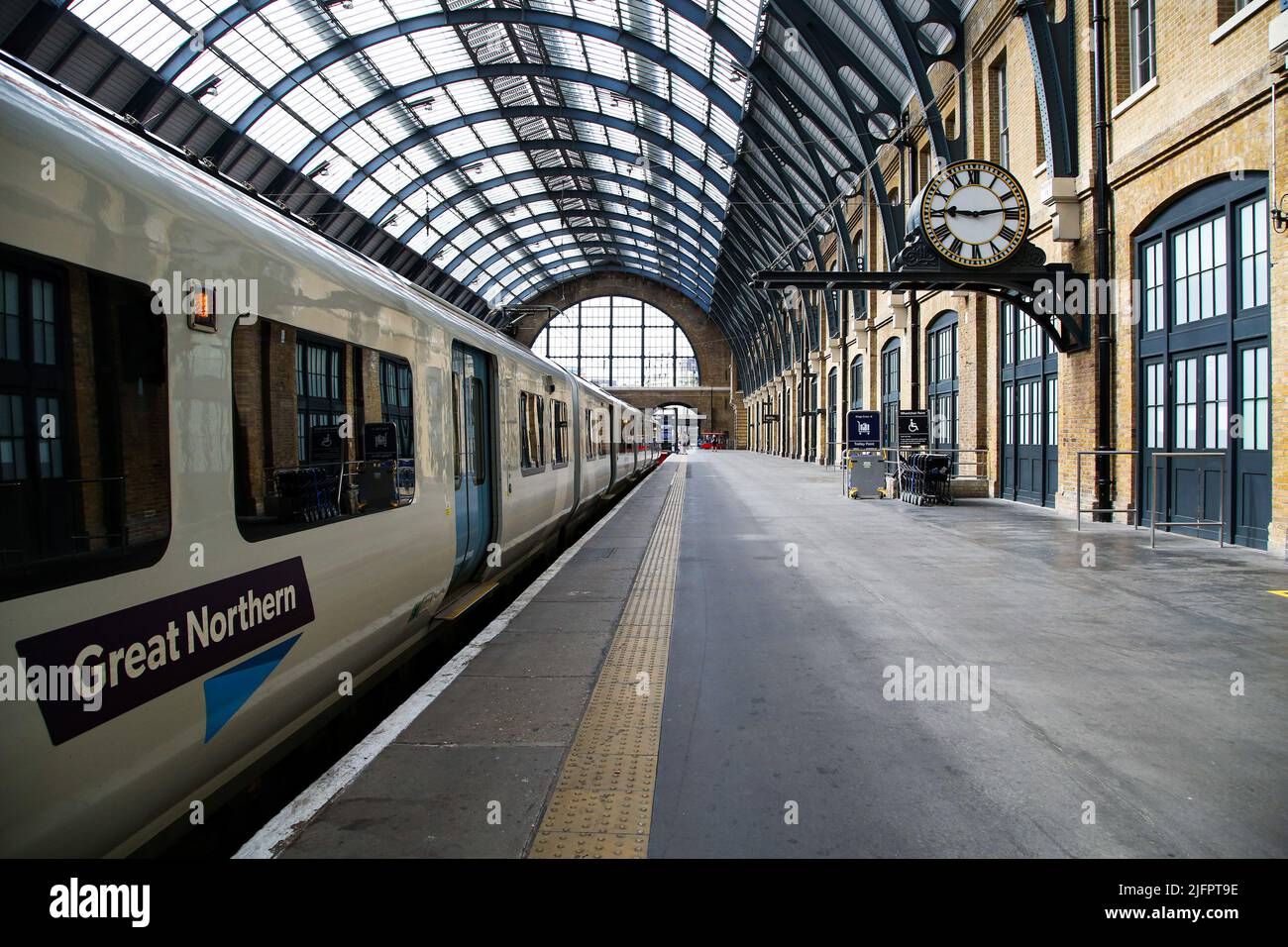 London, UK. 25th June, 2022. A Great Northern Rail train seen at Kings ...
