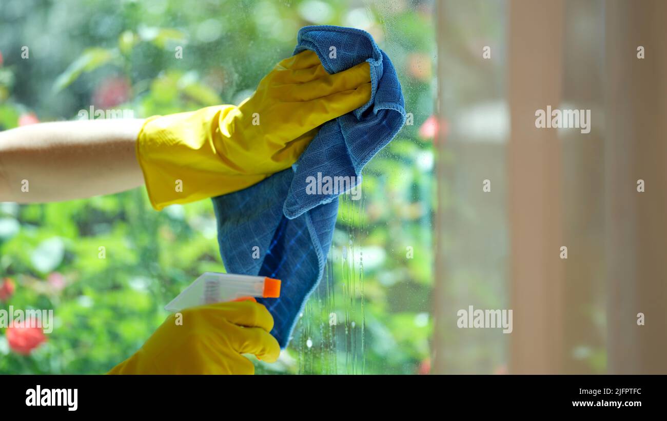 Window washer woman hi-res stock photography and images - Alamy