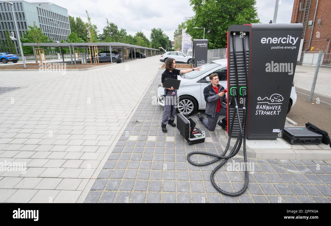 Hanover, Germany. 01st July, 2022. Enercity technicians stand at a fast ...