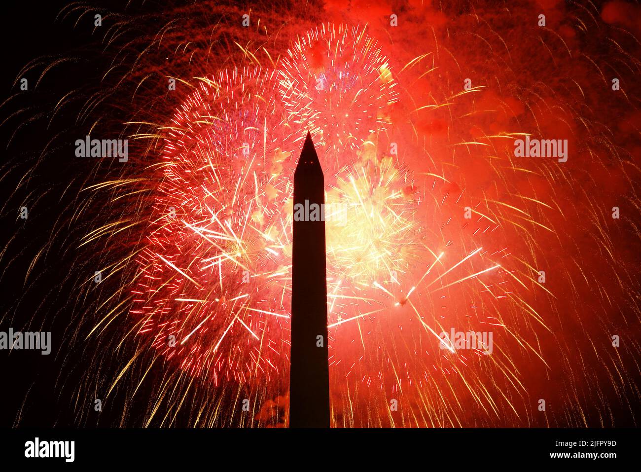 Colorful Independence Day fireworks explode behind the Washington ...