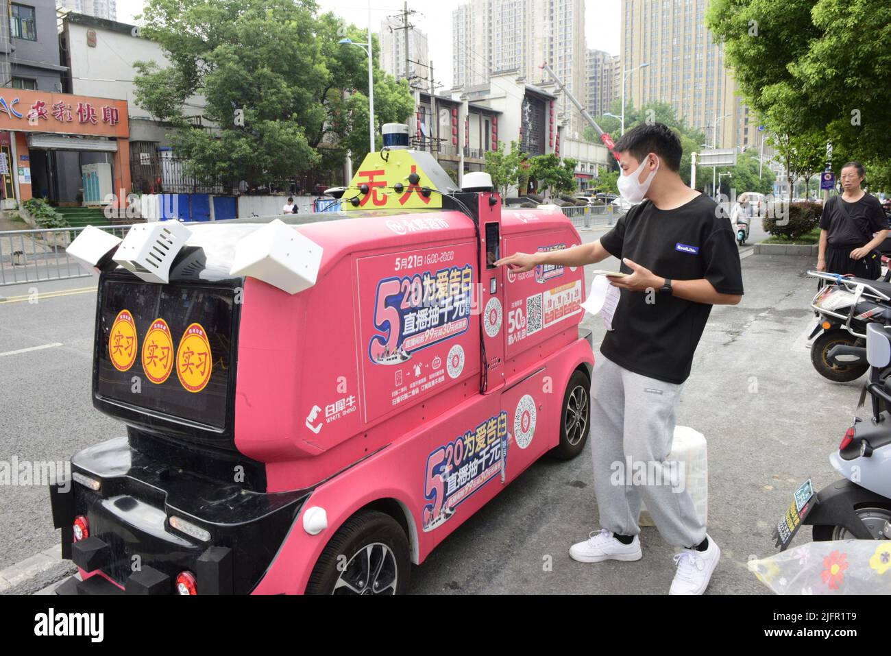 Driverless delivery hi-res stock photography and images - Alamy