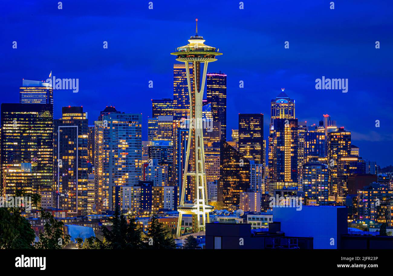 Downtown skyline view with the Space Needle at sunset from Kerry Park ...