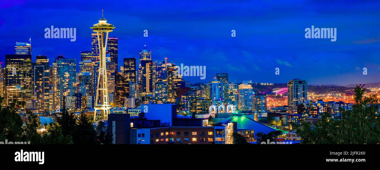 Downtown city skyline panoramic view with the Space Needle at sunset ...