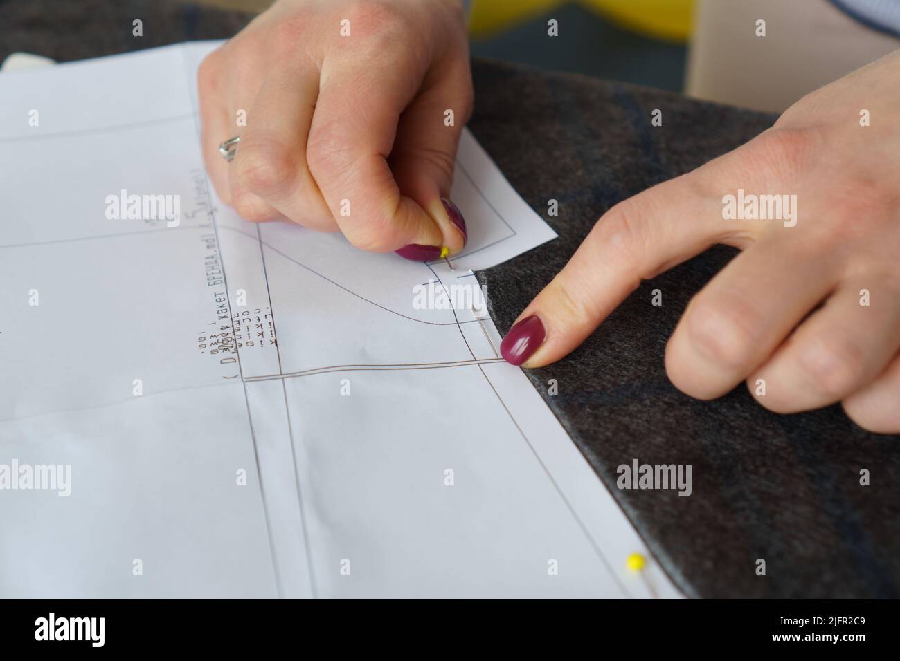 Pinning woman hi-res stock photography and images - Alamy