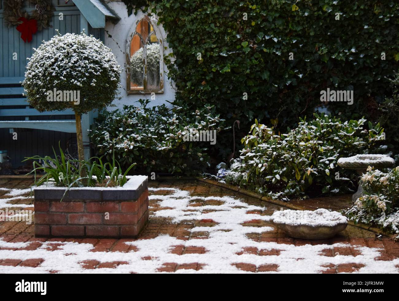 Frost garden patio hi-res stock photography and images - Alamy