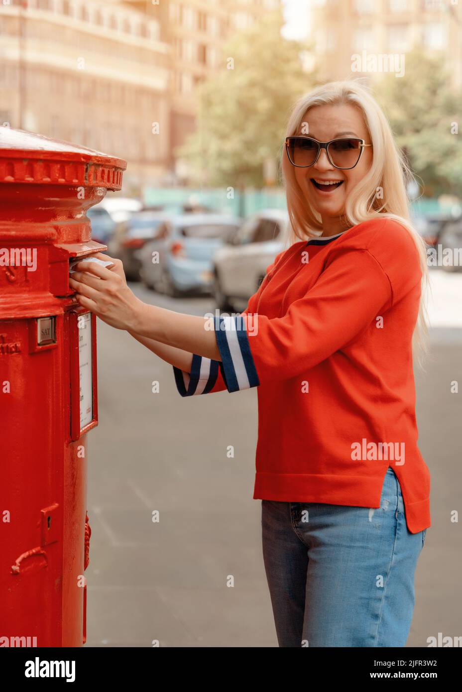 Britain england london letterbox hi-res stock photography and images ...