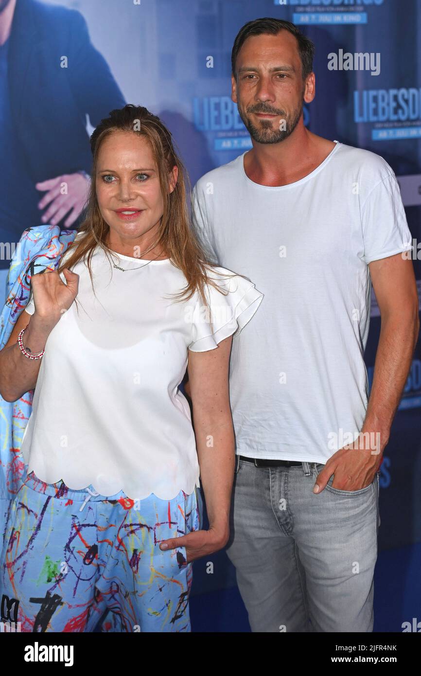 Doreen DIETEL (actress), with male company. Film premiere LIEBESDINGS ...