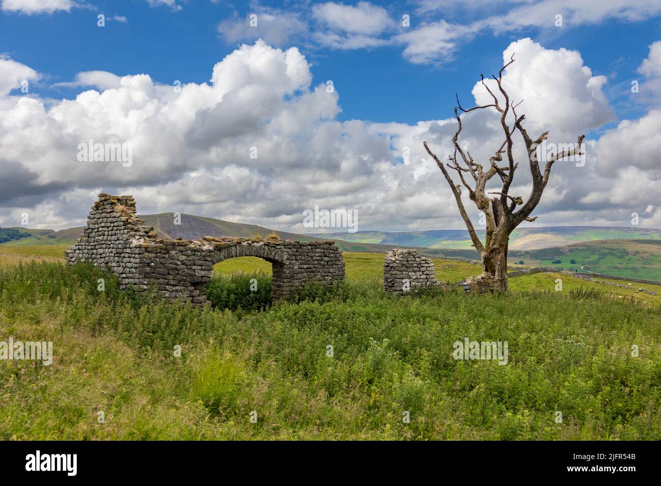 Cow Low barn is a ruined barn in the Peak District.Set above Winnats ...
