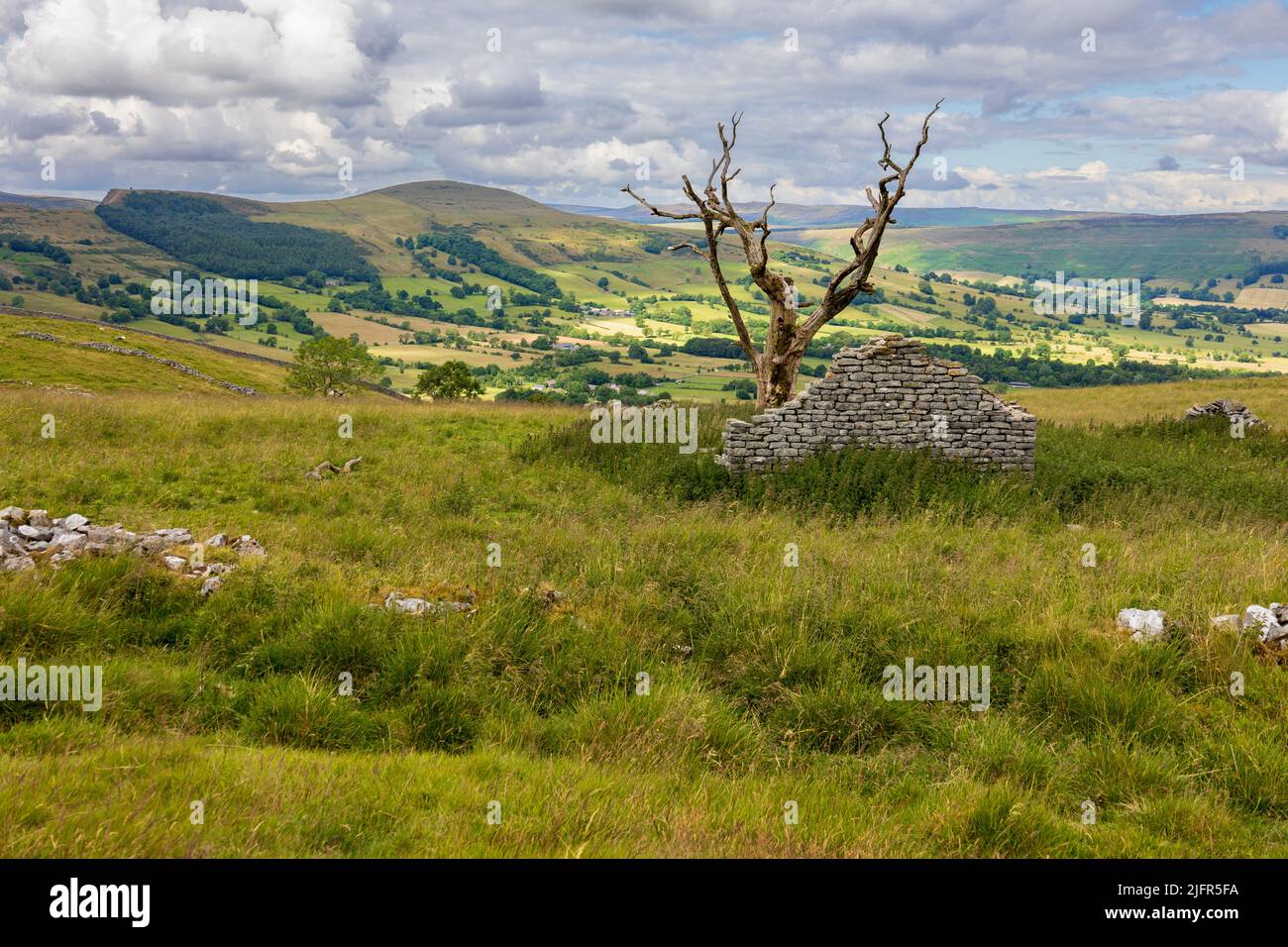 Cow Low barn is a ruined barn in the Peak District.Set above Winnats ...