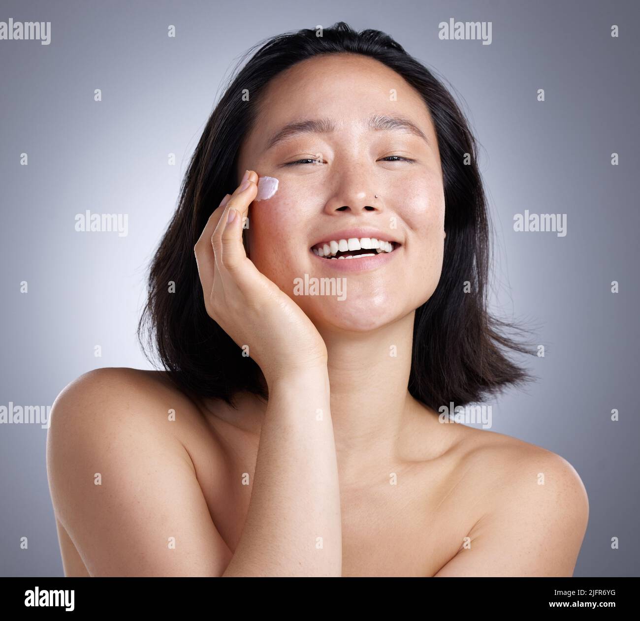 Applying lotion hi-res stock photography and images - Alamy