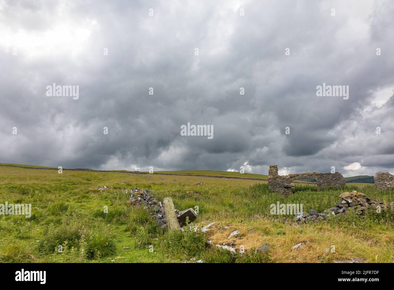 Cow Low barn is a ruined barn in the Peak District.Set above Winnats ...