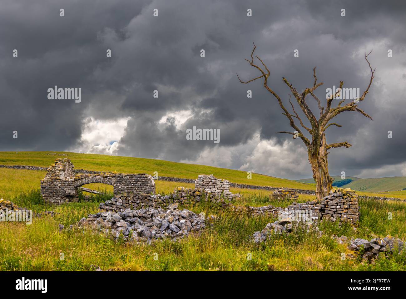 Cow Low barn is a ruined barn in the Peak District.Set above Winnats ...