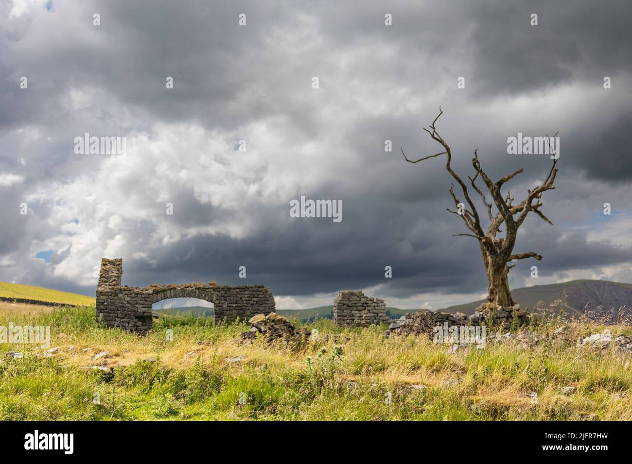 Cow Low barn is a ruined barn in the Peak District.Set above Winnats ...