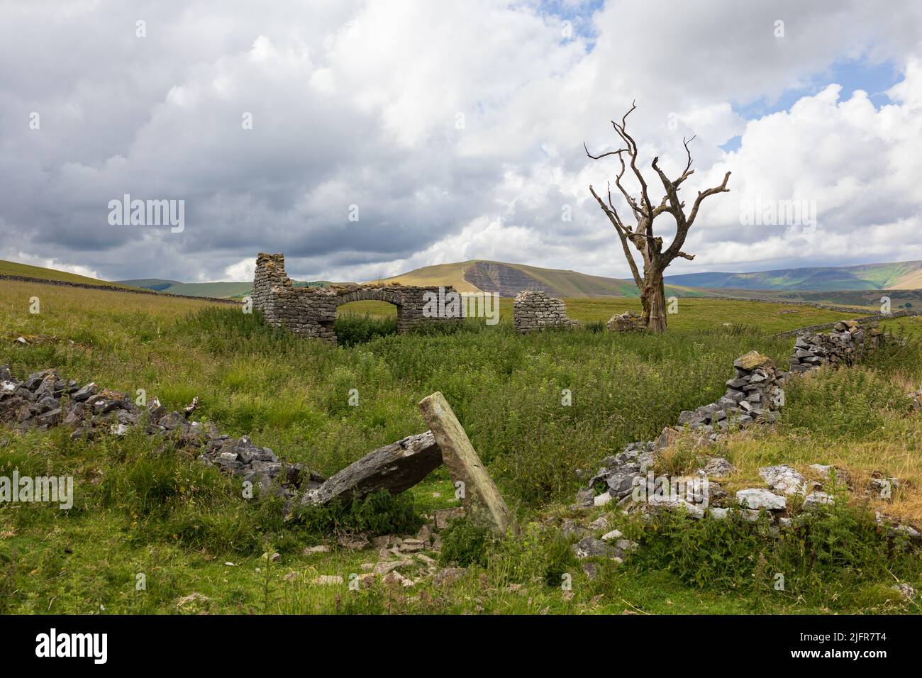 Cow Low barn is a ruined barn in the Peak District.Set above Winnats ...