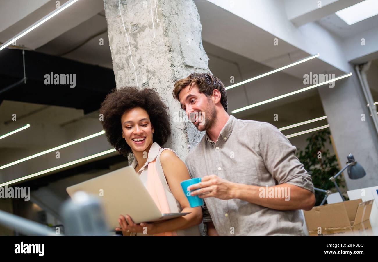 Happy people talking hi-res stock photography and images - Alamy
