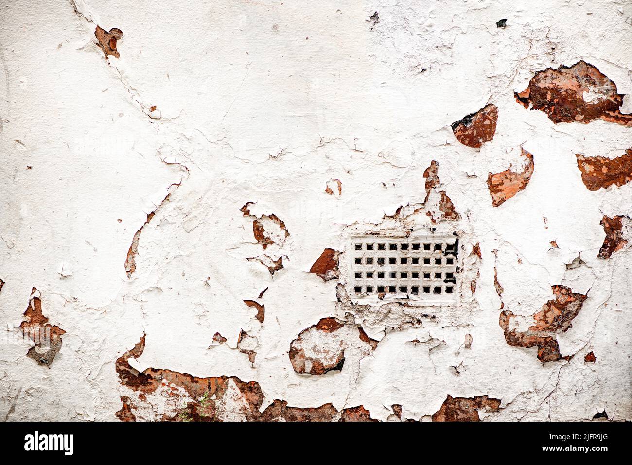 Take advantage of your space. Shock of a decaying empty wall in the ...