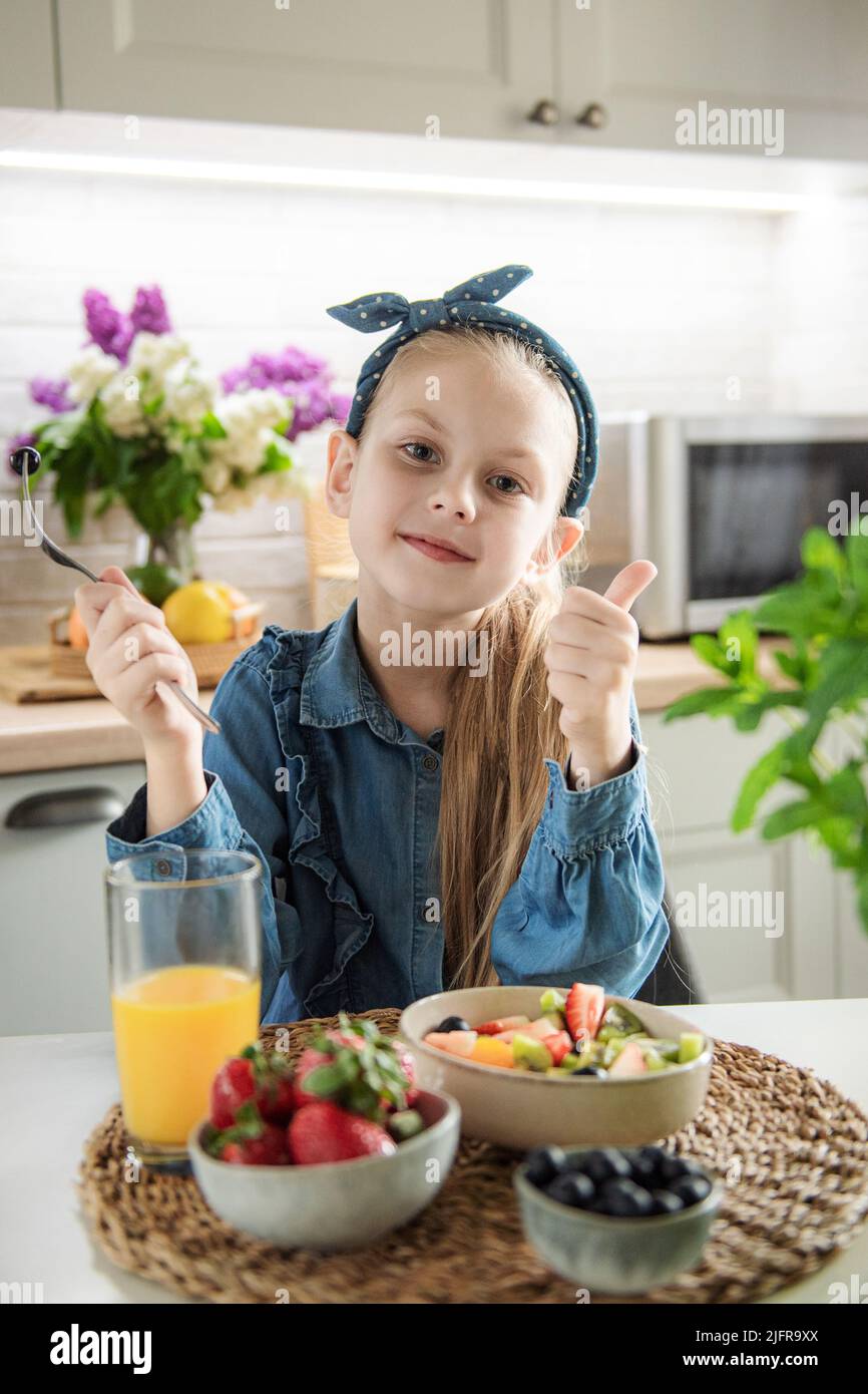 Child eats kiwi hi-res stock photography and images - Alamy