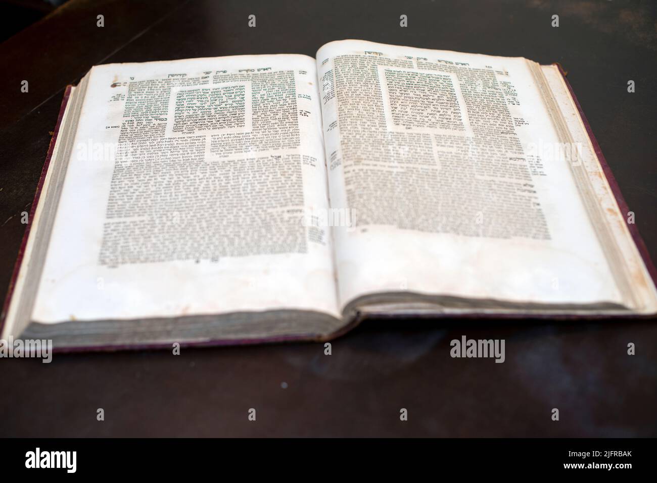 Ancient torah jewish scroll hi-res stock photography and images - Alamy