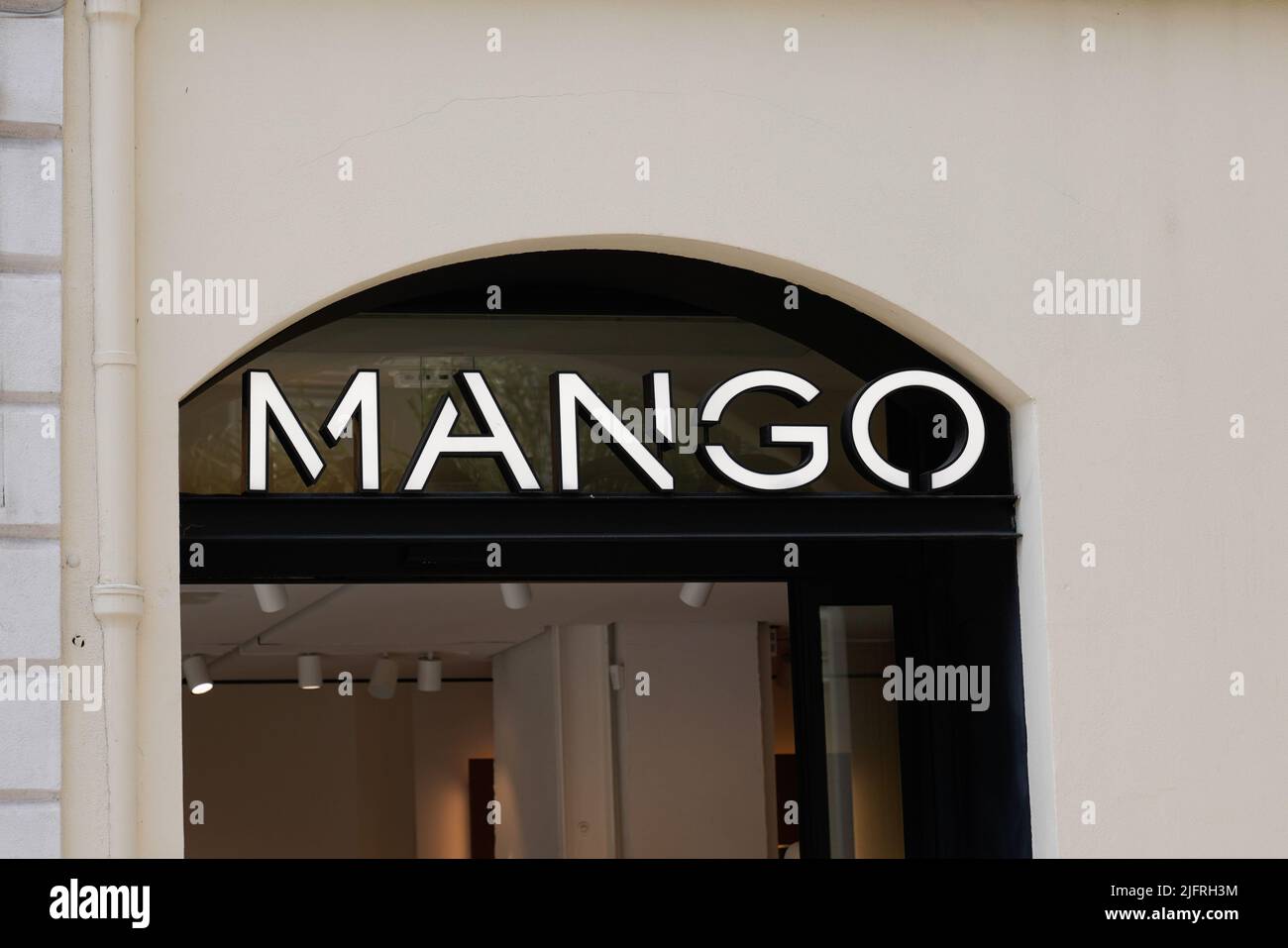 Bordeaux , Aquitaine France - 05 17 2022 : Mango logo text and brand ...