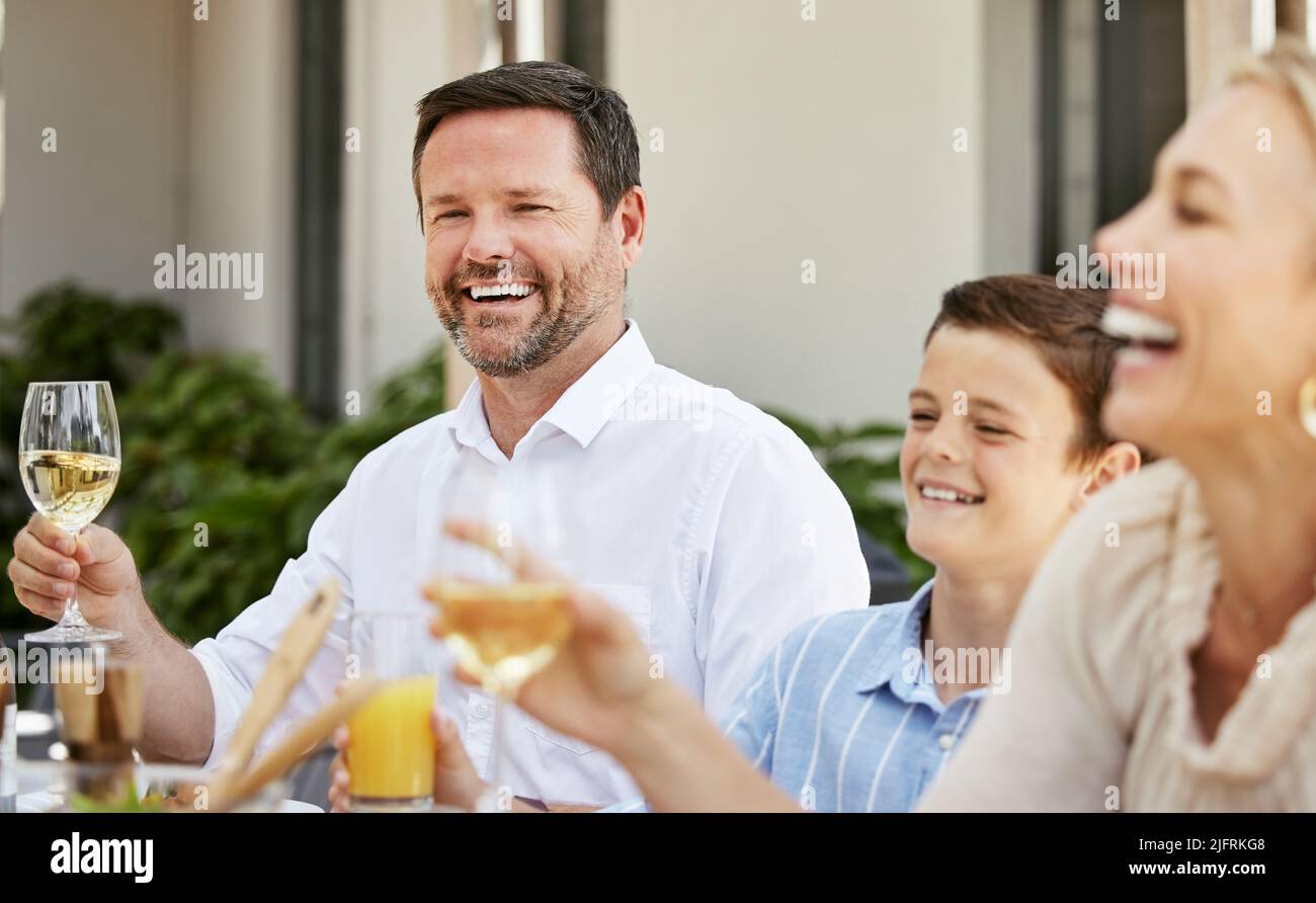 Outside family meal candid hi-res stock photography and images - Alamy
