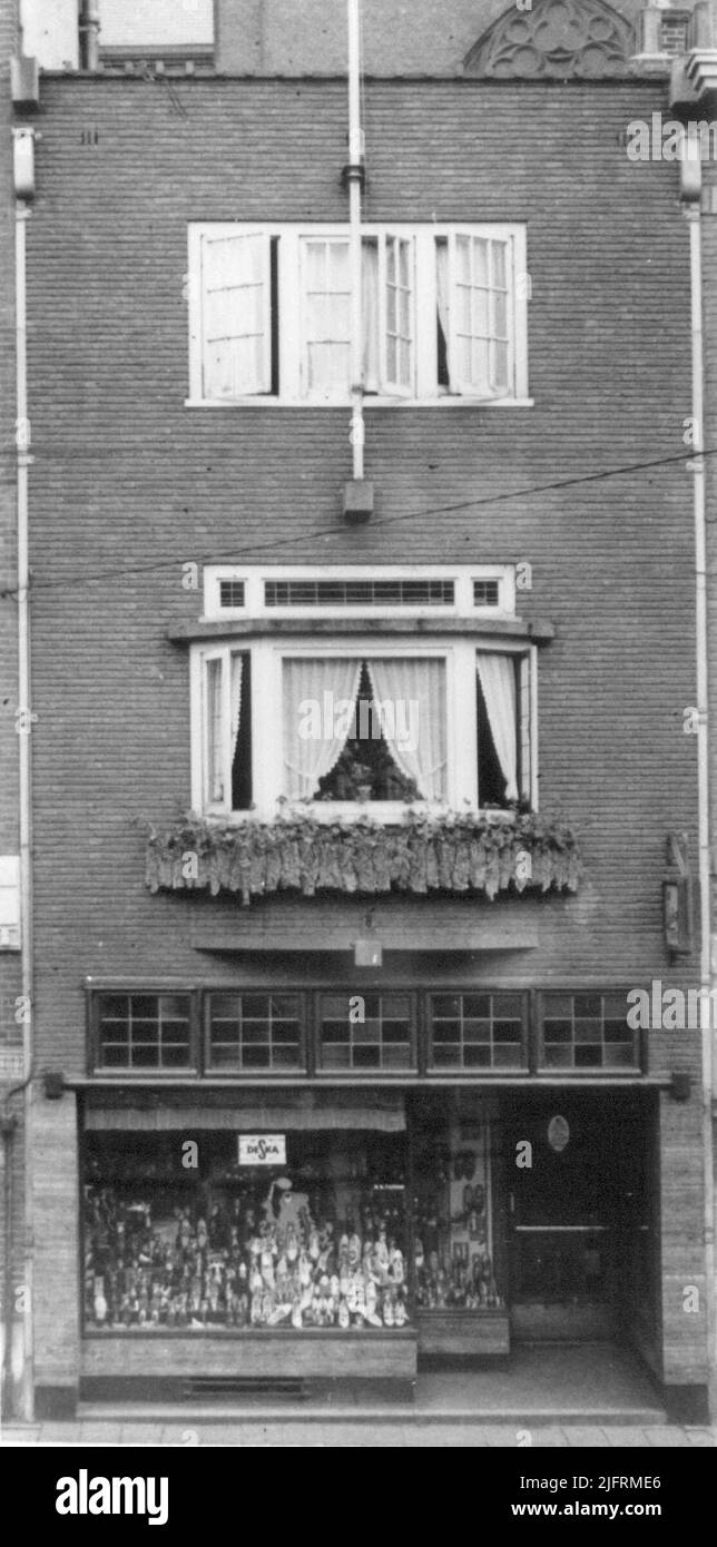 Shoe store window Black and White Stock Photos & Images - Alamy