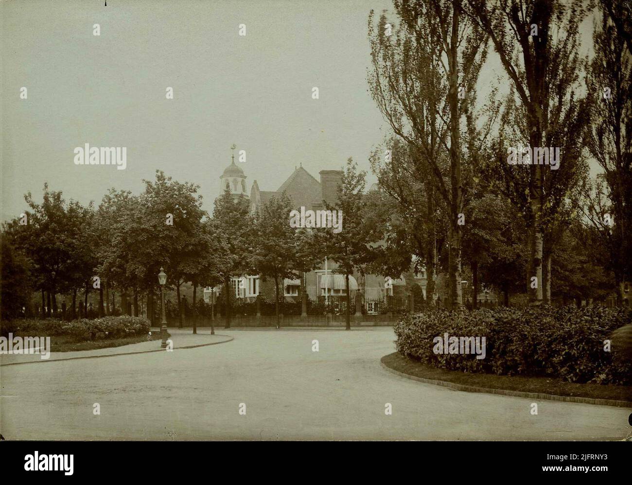 Streinbeeld, beginning of the century, with the side of 'Huize Belvoir ...