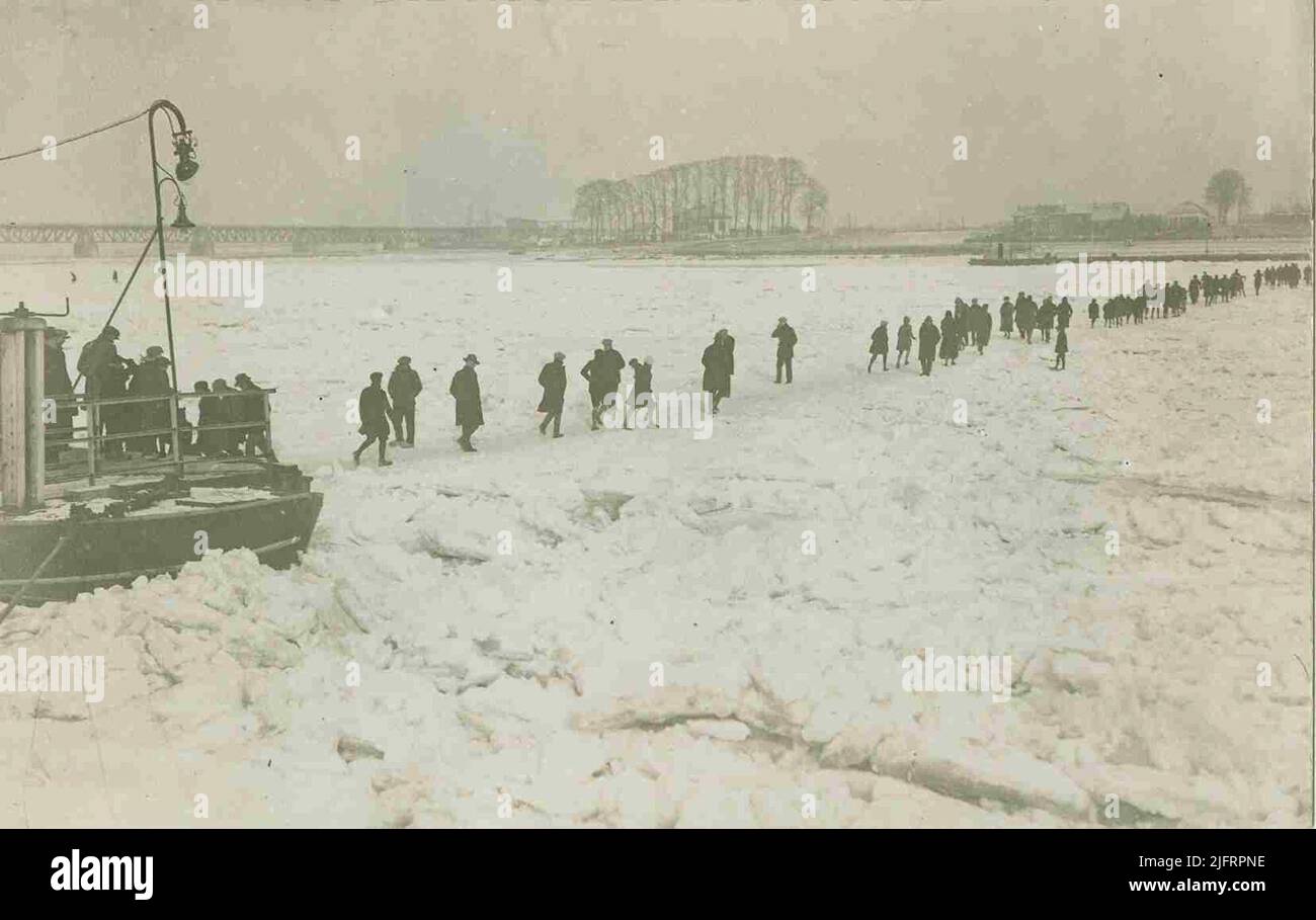 Frozen waal hi-res stock photography and images - Alamy