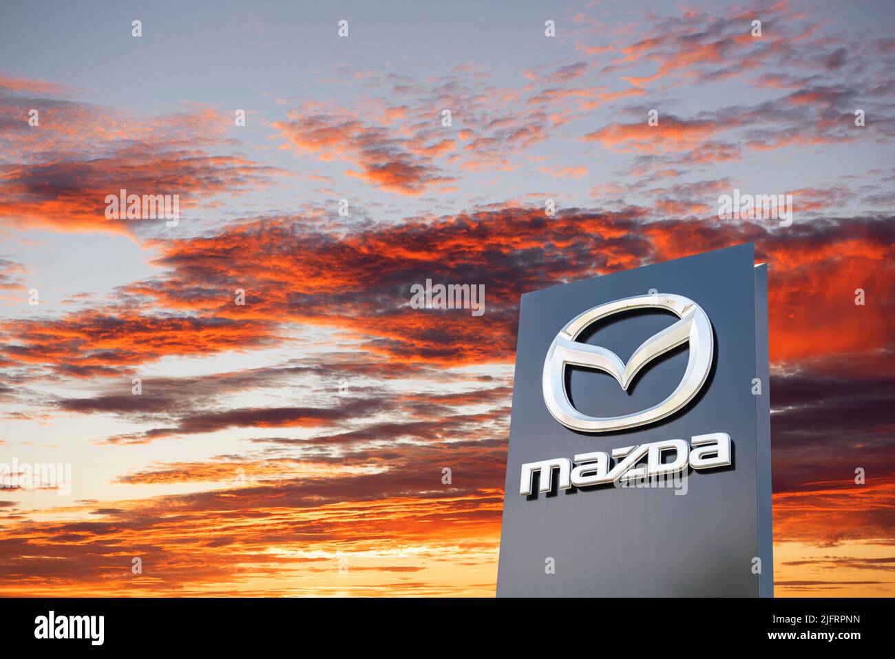 Werbe- und Firmanschild der Firma Mazda Stock Photo - Alamy