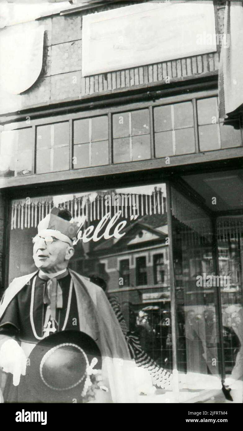 Unveiling memorial stone (made by Bernard Fokkinga) on the facade of ...