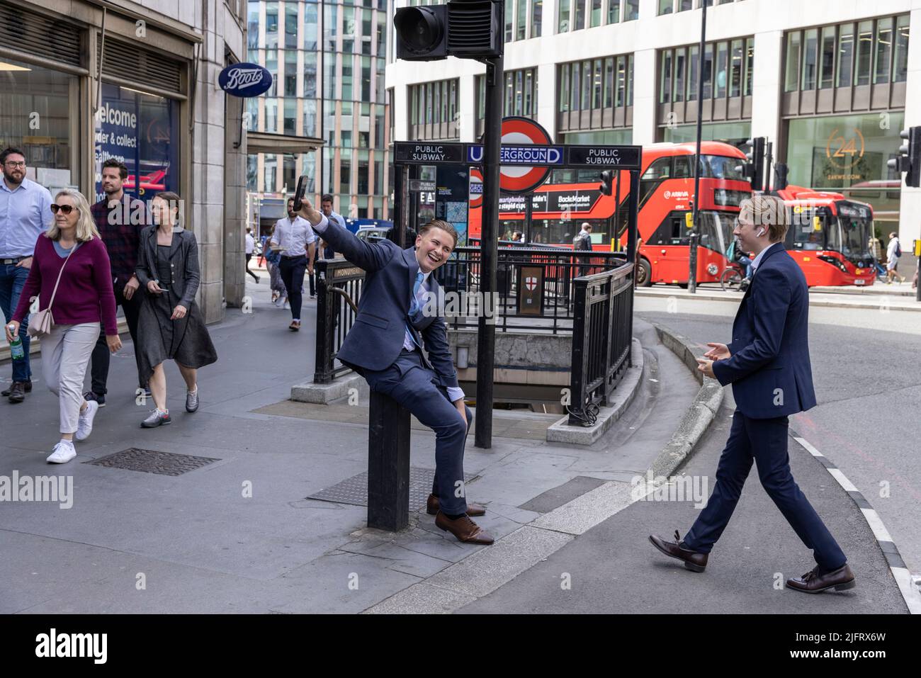 Young city workers london bridge young hi-res stock photography and ...