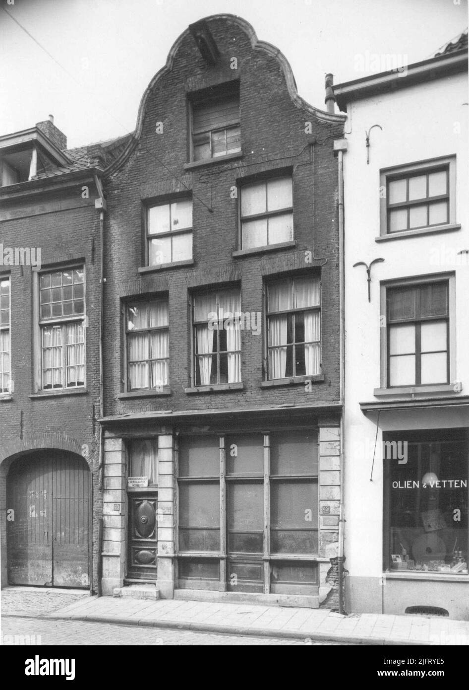 A facing brick with text is attached to house number 43: in 1800-10 and ...