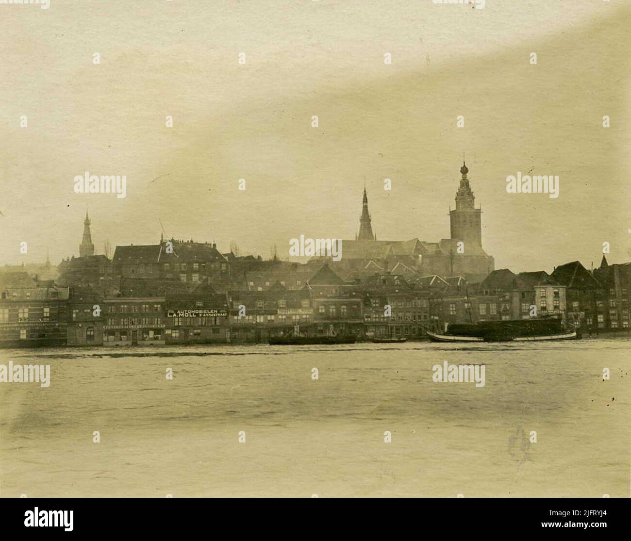 High water in the Waal and on the quay between Grotestraat and Lage ...