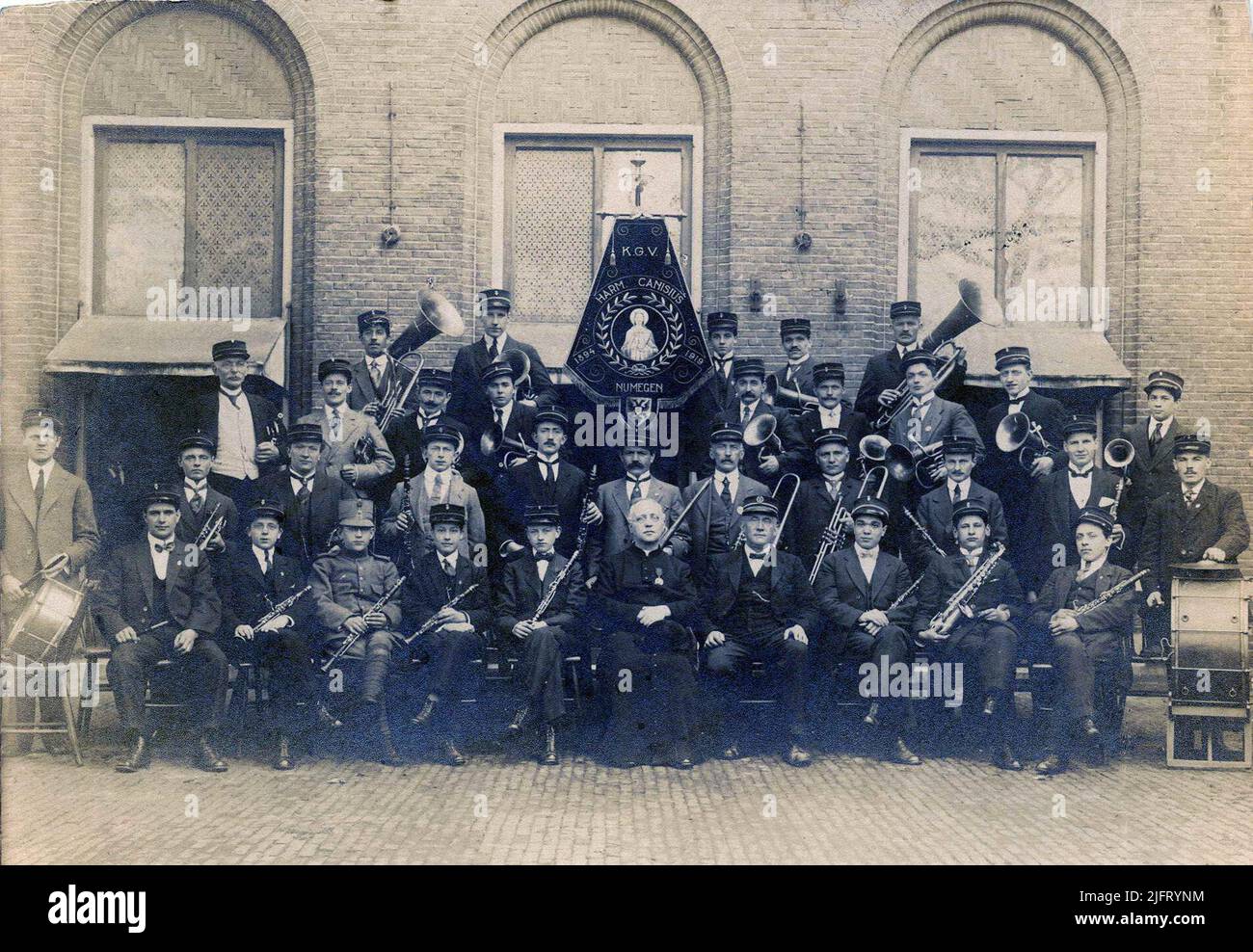 Group photo at the Gezellenvereeniging (Kolpinghuis) with the members ...
