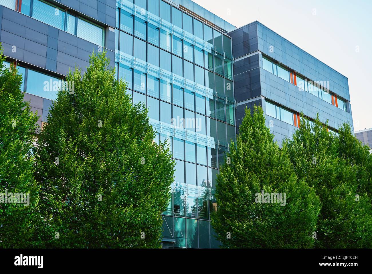 Green living wall office exterior hi-res stock photography and images ...