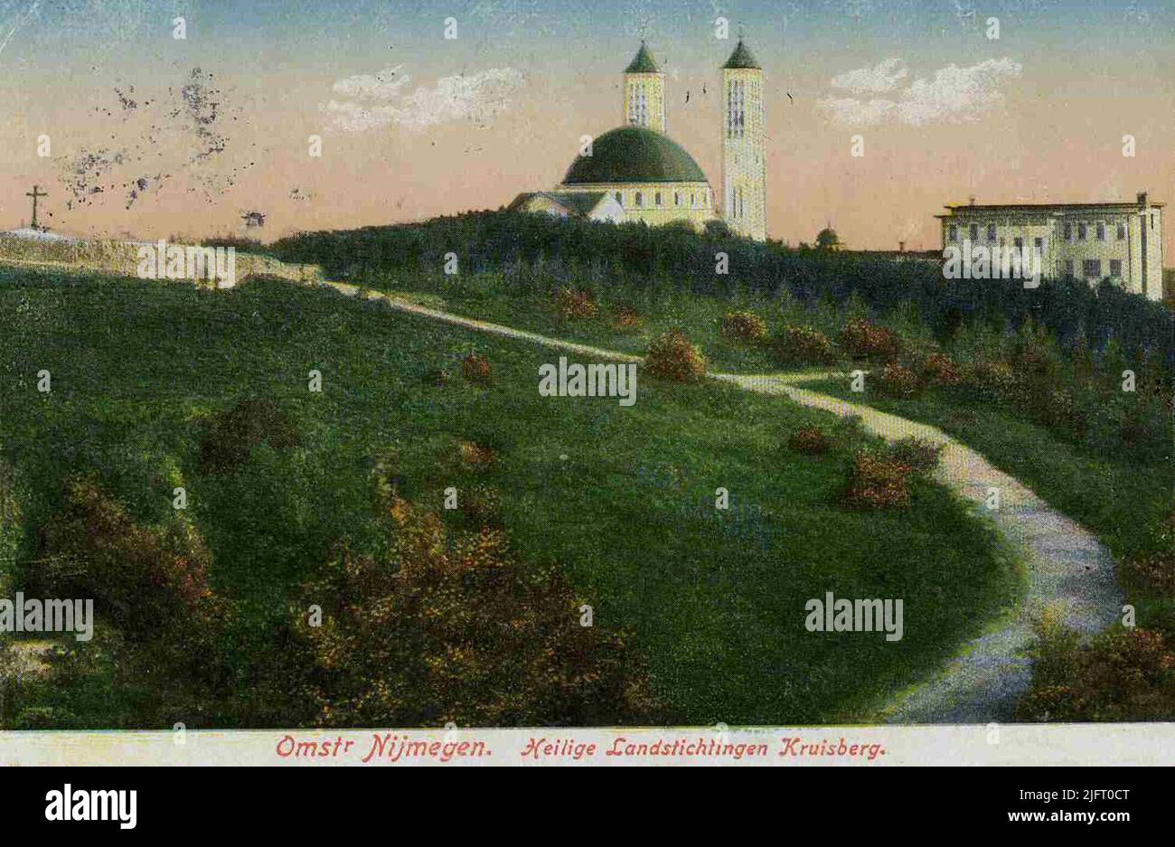 De Kruisberg (Calvarianberg) (left) with the rear of the Cenakelkerk ...