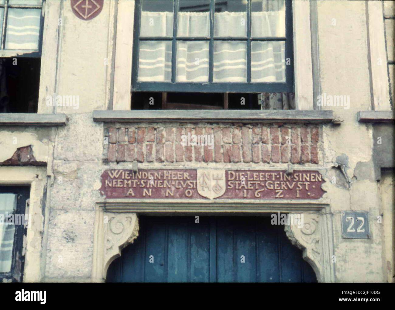 Part of the facade of the Brouwershuis with the saying: Anyone who ...