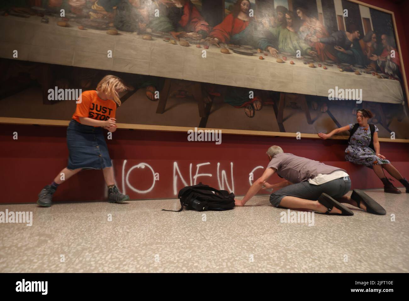 Protesters from Just Stop Oil climate protest group glue their hands to ...