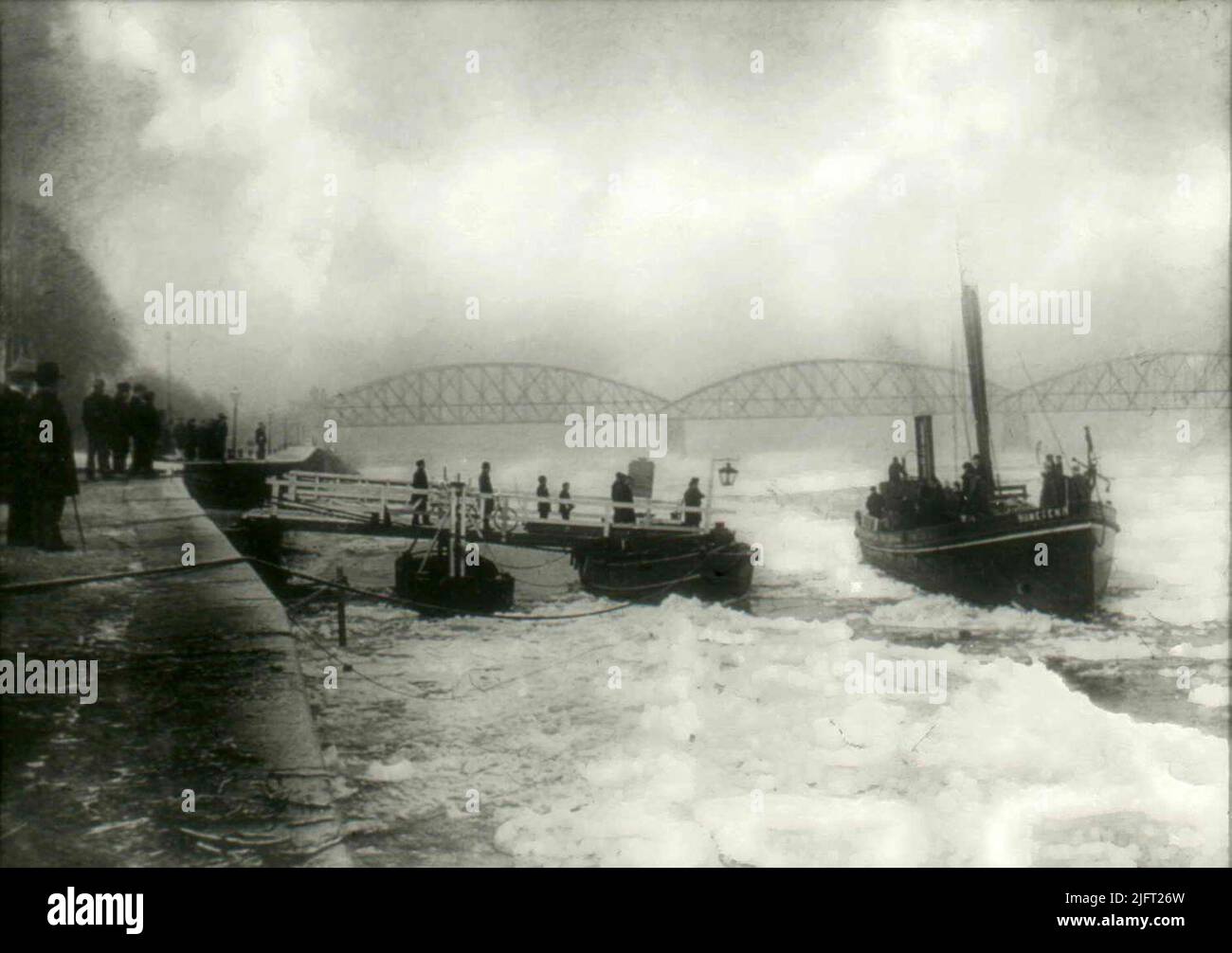 Ice cream on the Waal in the winter of 1900-1901. The railway bridge in ...