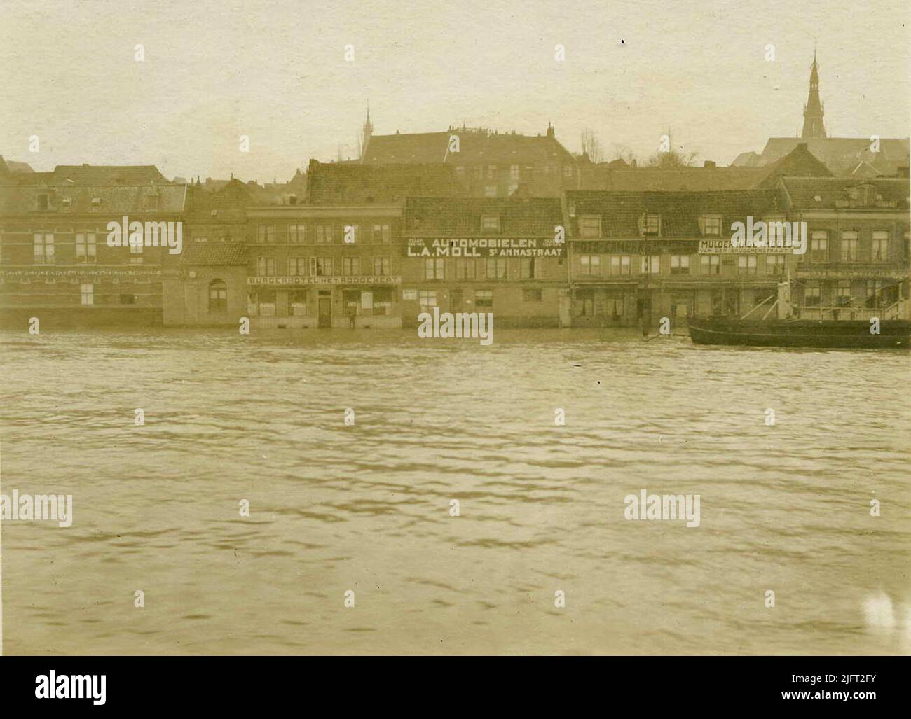 High water in the Waal and on the quay between Grotestraat and Lage ...