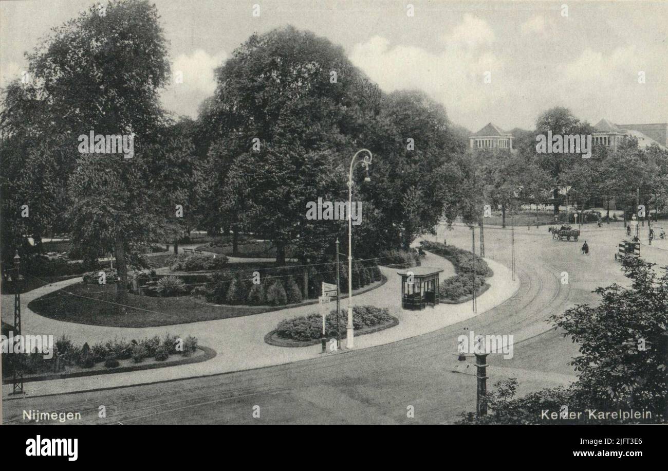 On the left the park in the middle of the square. Right in the middle ...
