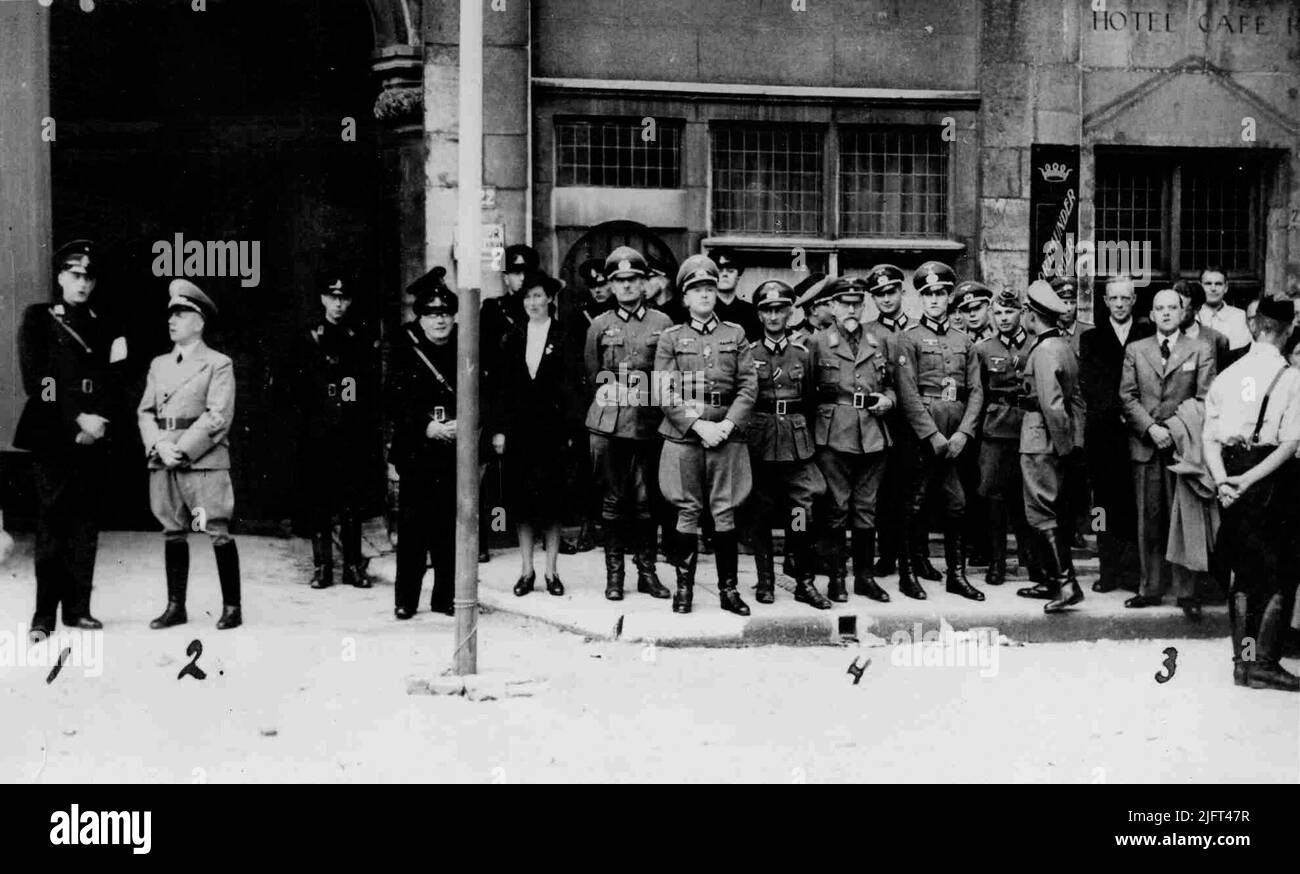 Meeting of the NSDAP with E. Voorhoeve and Dr. Schneider on the left ...