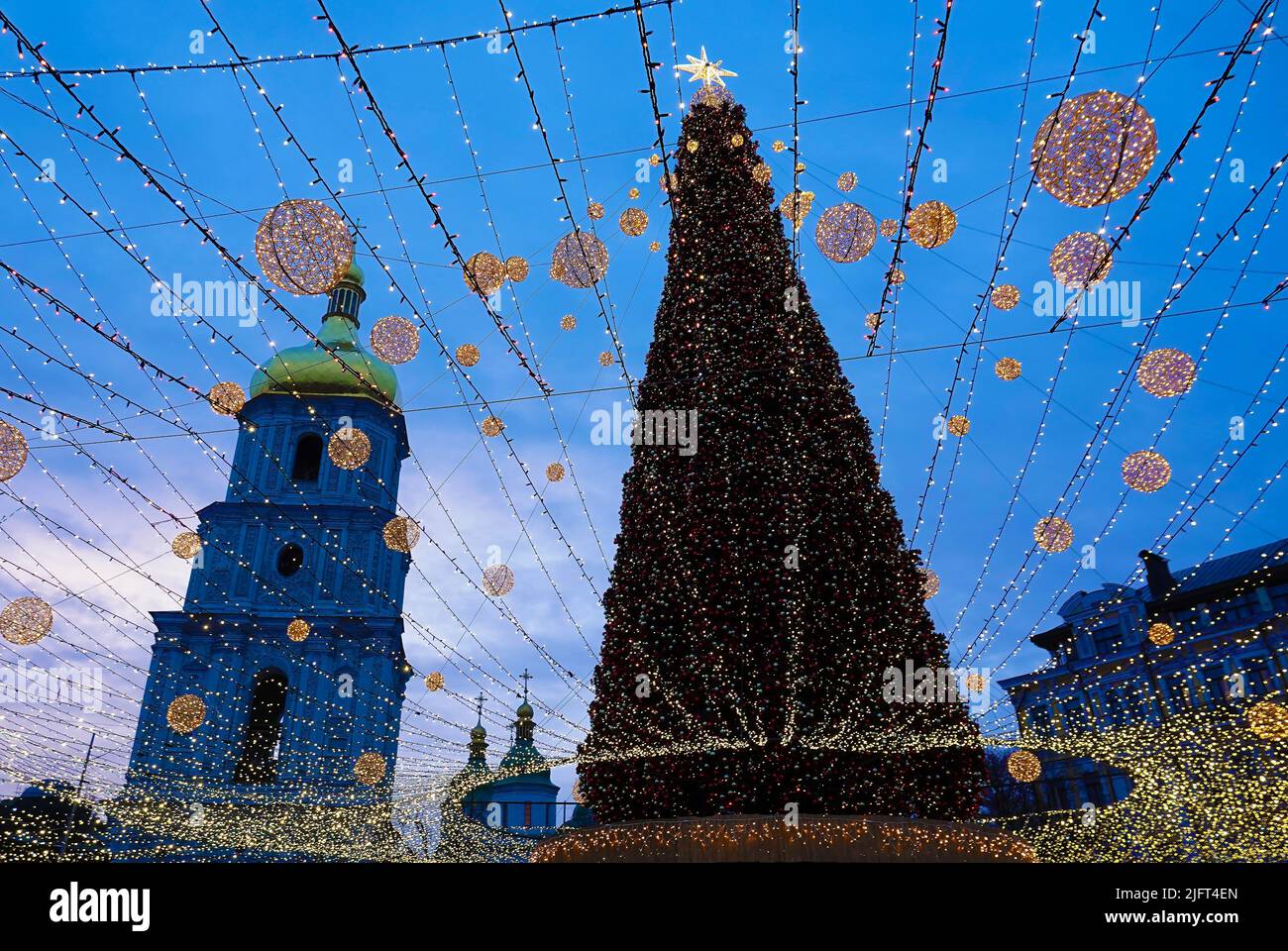 The central tree on the square of the city of Kiev for the New Year ...